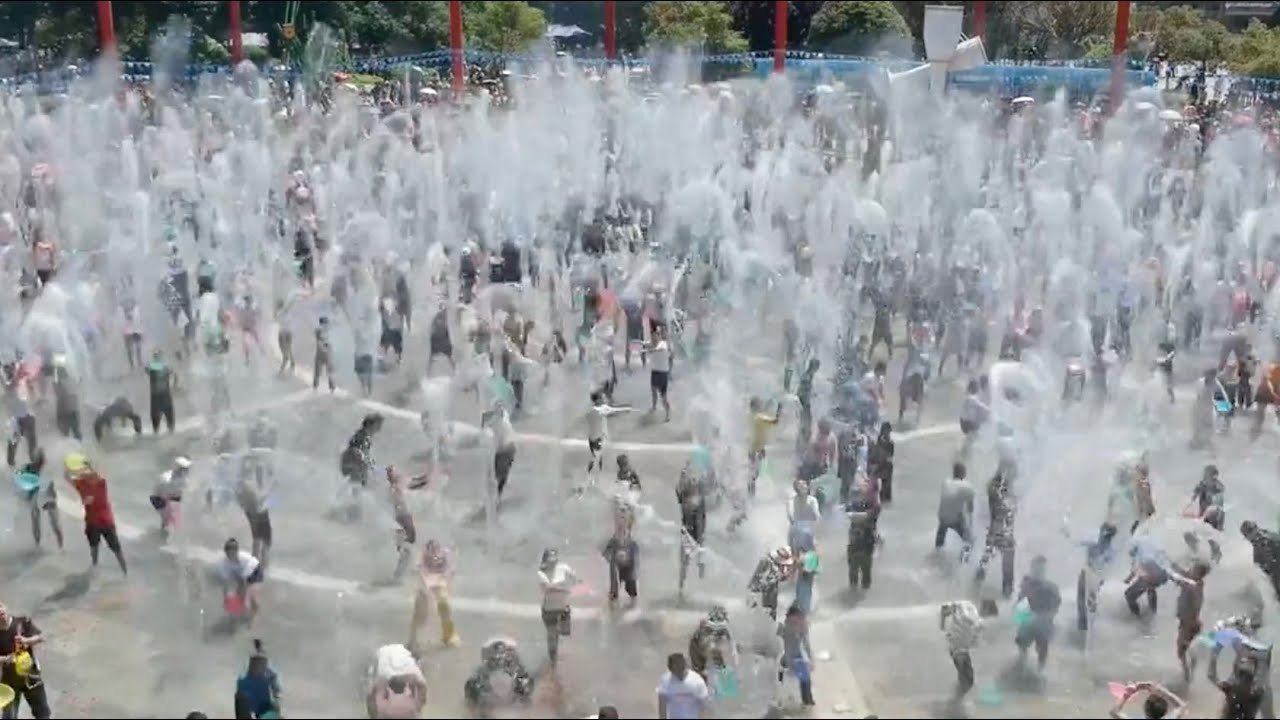 Dai people celebrate Water Splashing Festival in Yunnan - YouTube
