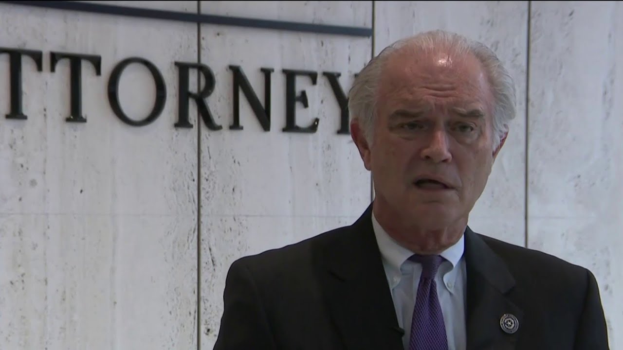 Bailiff attacked in court, rescued by prosecutor - YouTube