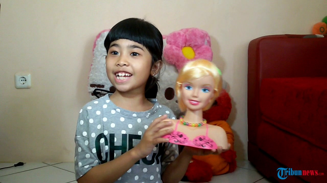 Yuk, Intip Aktris Cilik Alifa Lubis Mendandani Bonekanya - YouTube