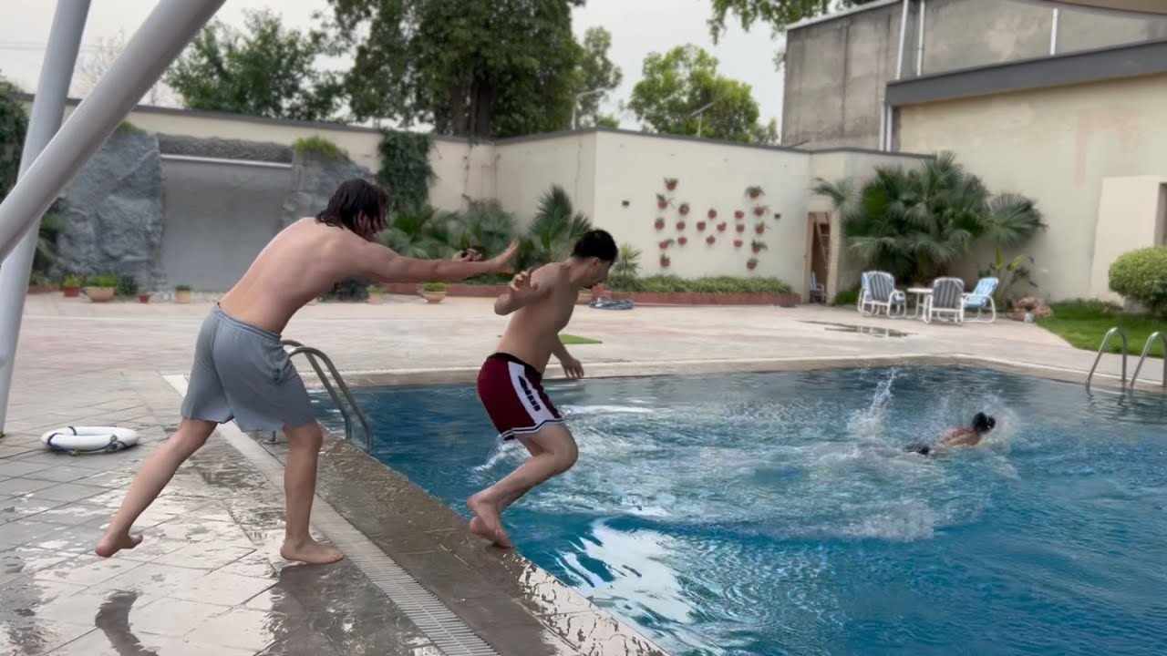 Abid ne diya Mustafa ko pool mein dhakka || A fun day with friends in ...