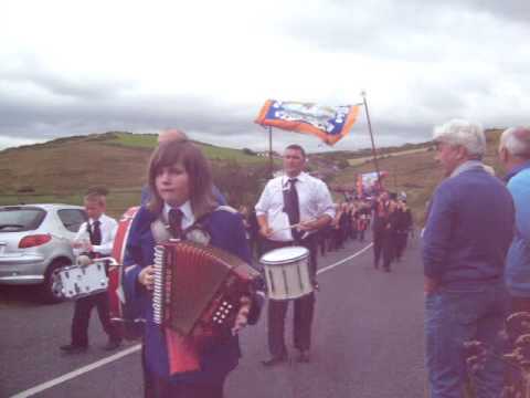 Manorcunningham / Drum @ donegal Twelfth 2009 - YouTube