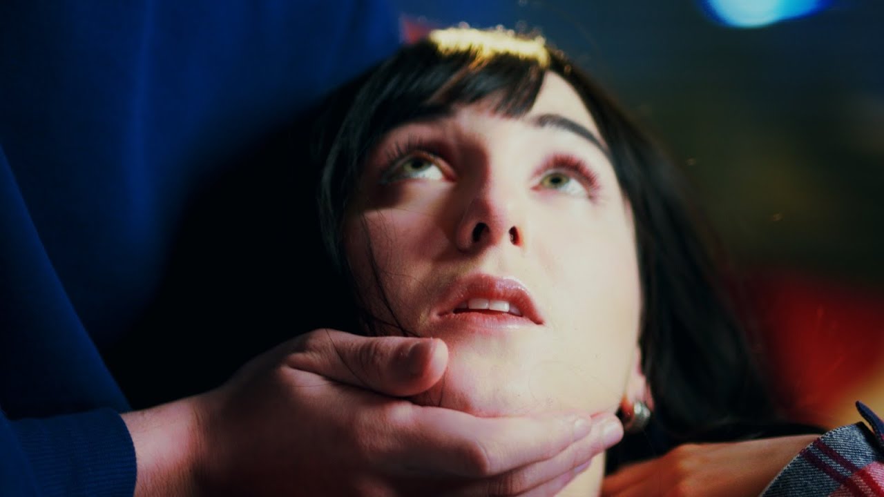 Alona - „LOOK AT ME“ - Music Video OFFICIAL - YouTube