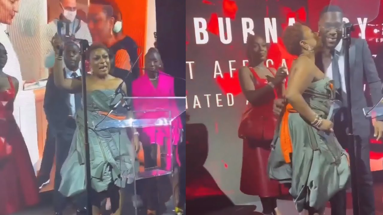 Burna Boy Presents The Manager Of The Year Award To His Mum At The ...