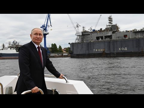 Putin feiert in Sankt Petersburg die russische Marine - YouTube