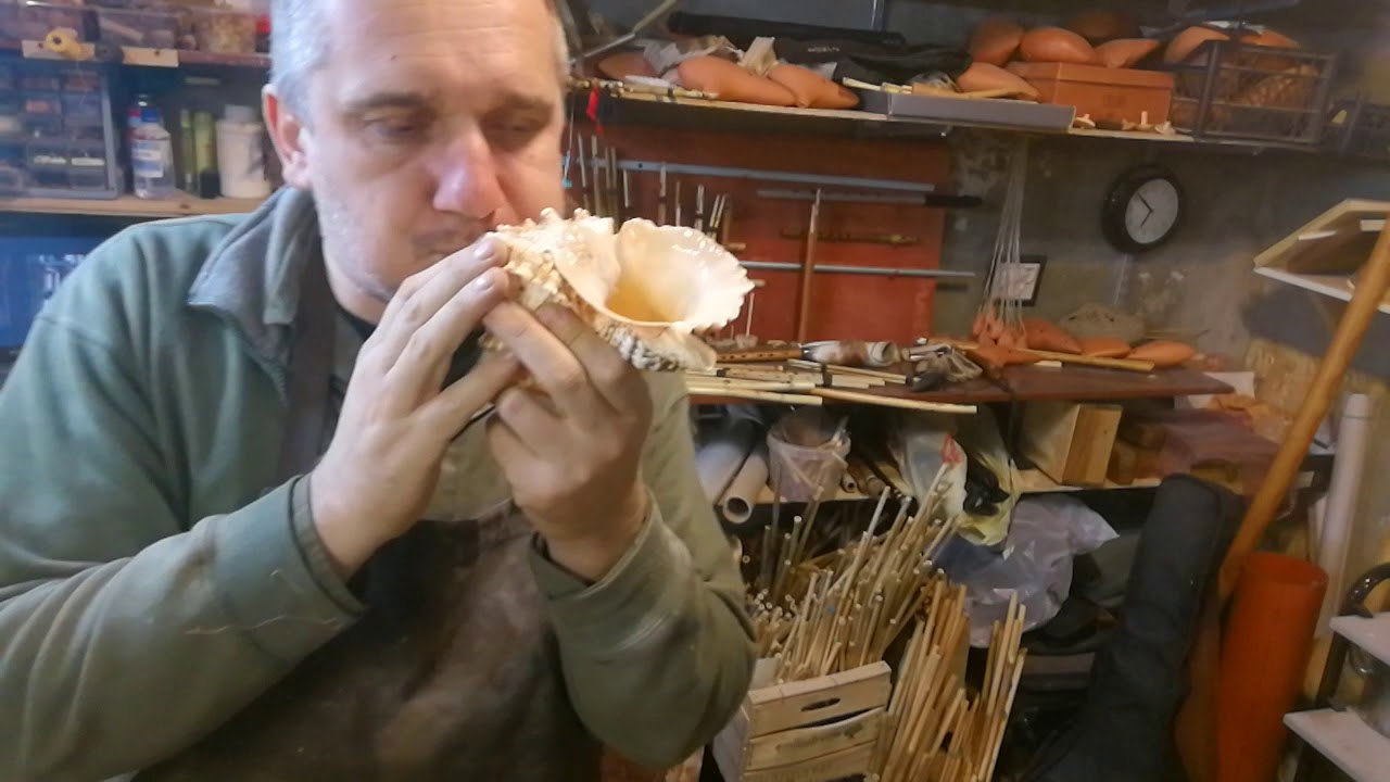 Conch shell horn (dunkar) to Israel - YouTube