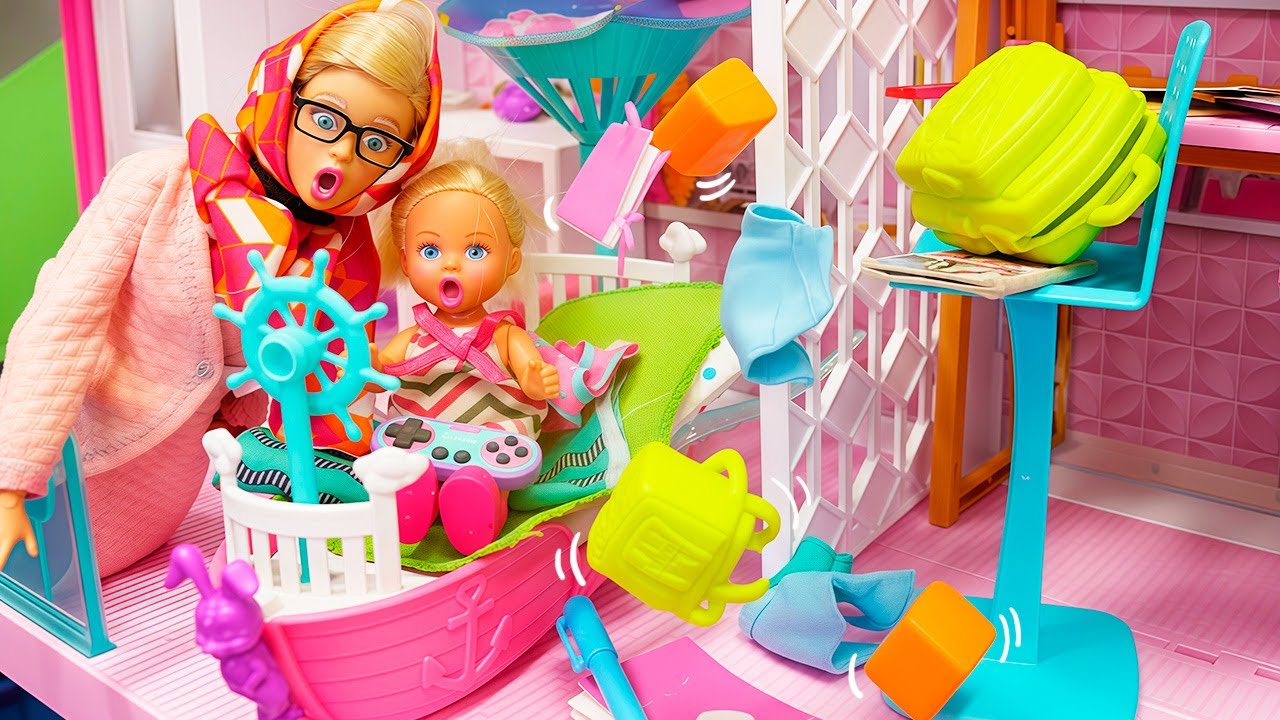 Evi'nin oyuncakları sihirli bir şekilde yerine uçuyor! Nasıl? Barbie ...