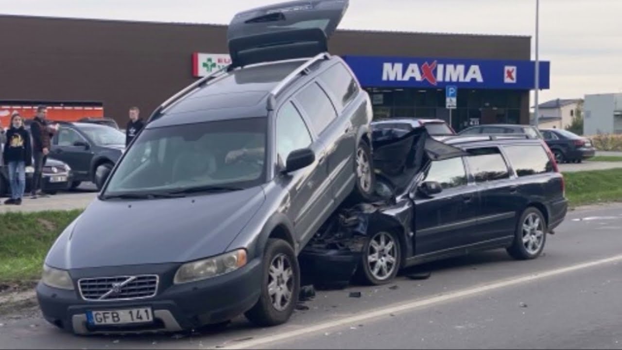 Volvo Crash. Volvo XC70 vs Volvo V70. DDrive - YouTube