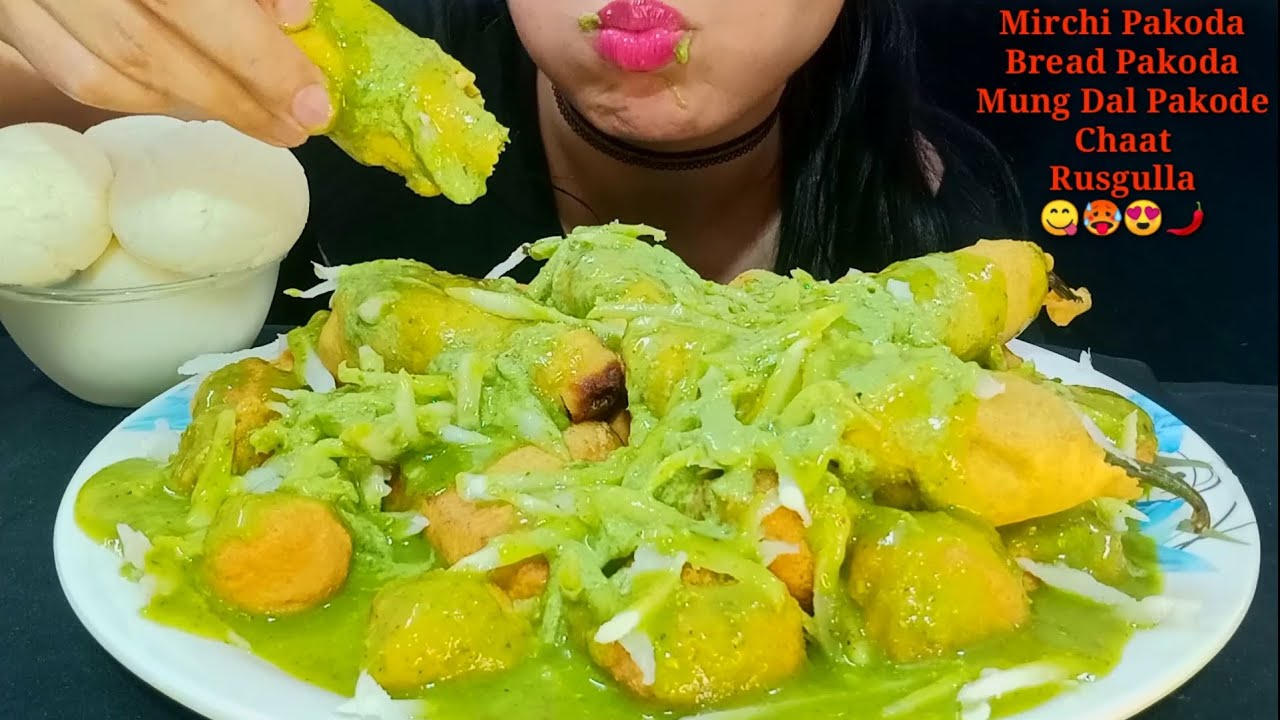 Eating Chilli Pakoda, Bread Pakoda Mung Dal Pakode Chaat | Indian ...