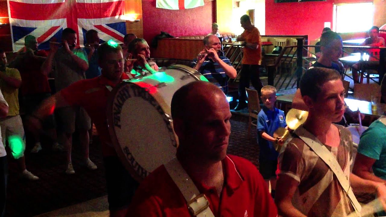 Finaghy True Blues playing in Taughmonagh Social Club 13th July - YouTube