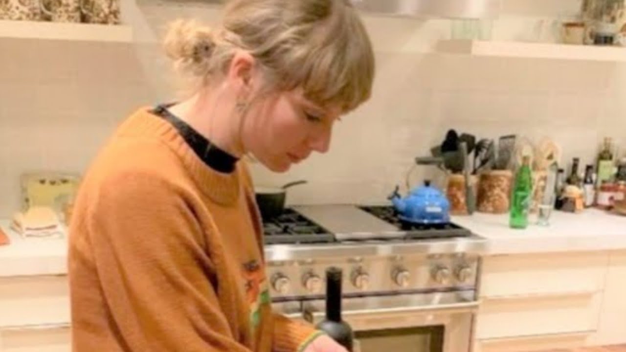 Taylor Swift Caught Cook Food For Travis Kelce In Her LA House 19th ...