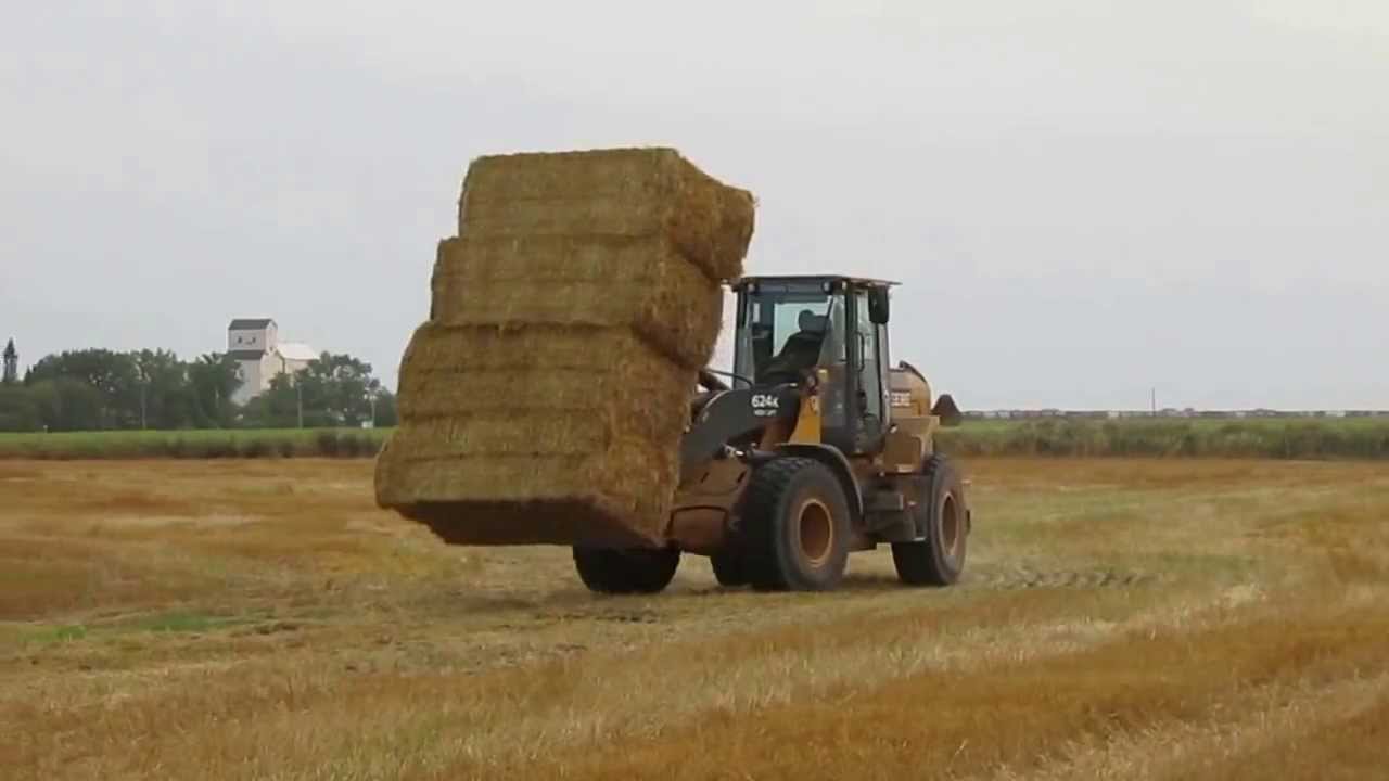 624K John Deere Loading Straw Bales - YouTube