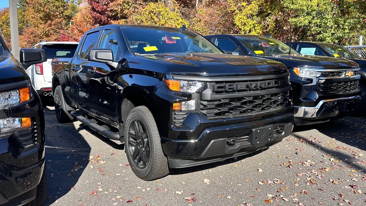2024 Chevrolet Silverado 1500 Custom 4WD startup and horn - YouTube