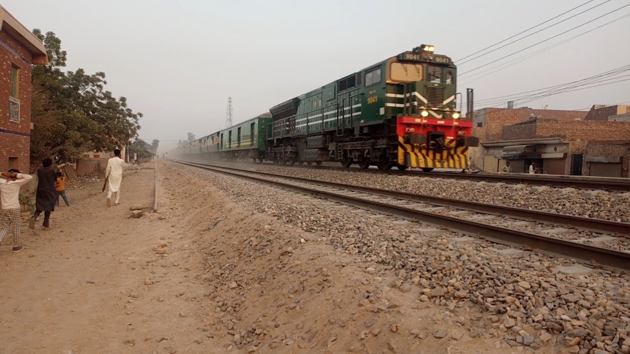 3 Fastest Pakistani Trains Passing Mid City | Luxury Trains of Pakistan ...