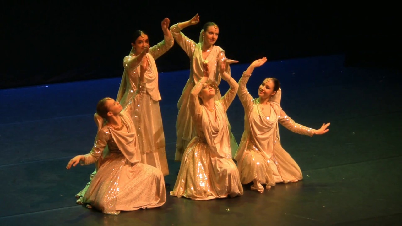 Aayat dance performance by Fusia tawaifs | Bajirao mastani | Semi ...