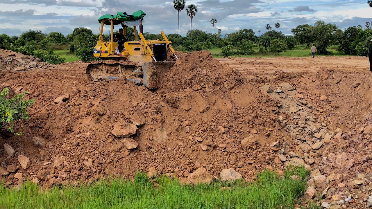 THE BEST!! KUMATSU D58E BULLDOZER MOVING SOIL CLEANING LAND PROCESS ...