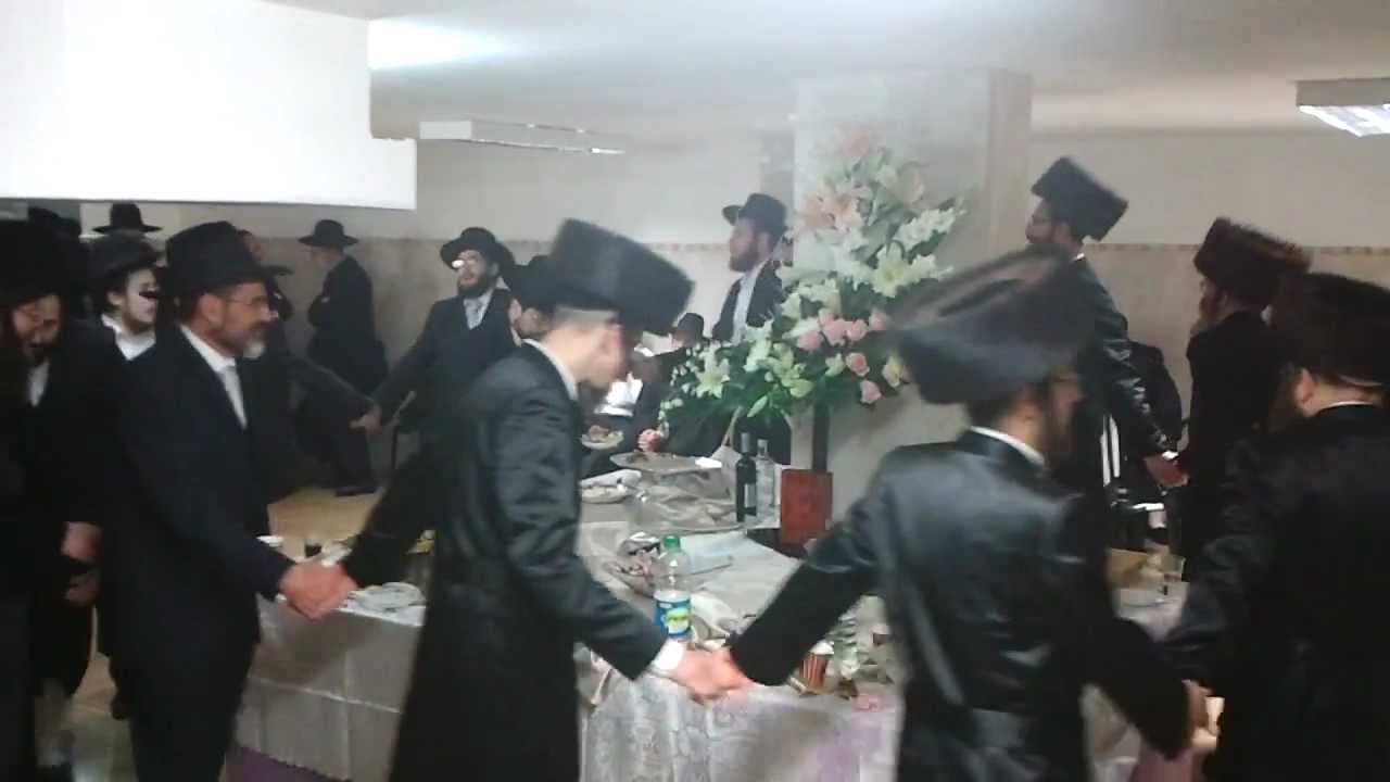 Circle dance of a group of Hasidism - YouTube