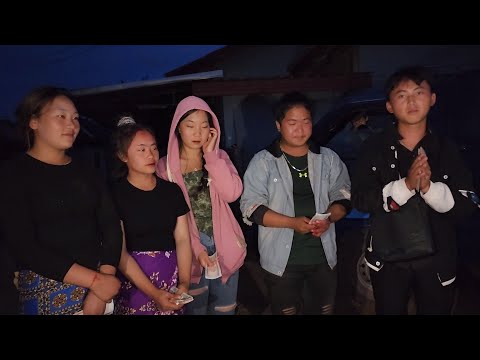 tub ntxhuav tus tij laug nqa phauj qhov dej siab tuaj rau cov nyuam lawv zoo siab kawg li