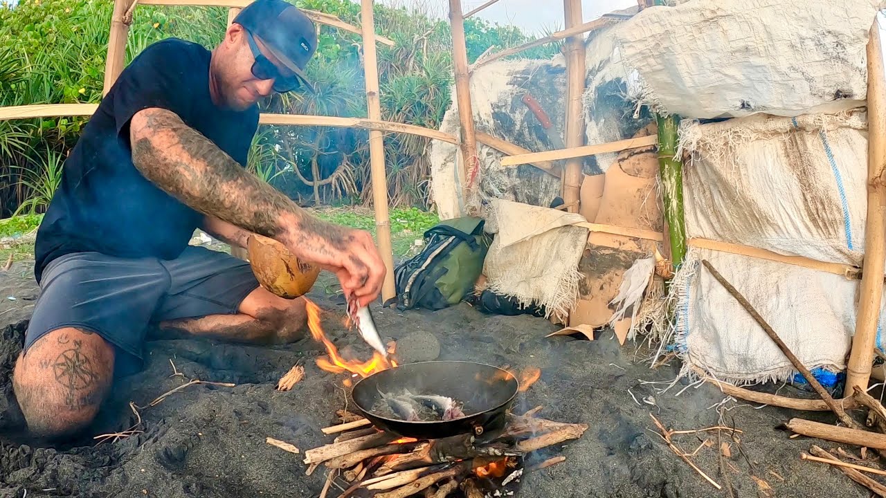 SOLO SURVIVAL - Eating Only What I Find -BUILDING SHELTER WITH NO FOOD ...