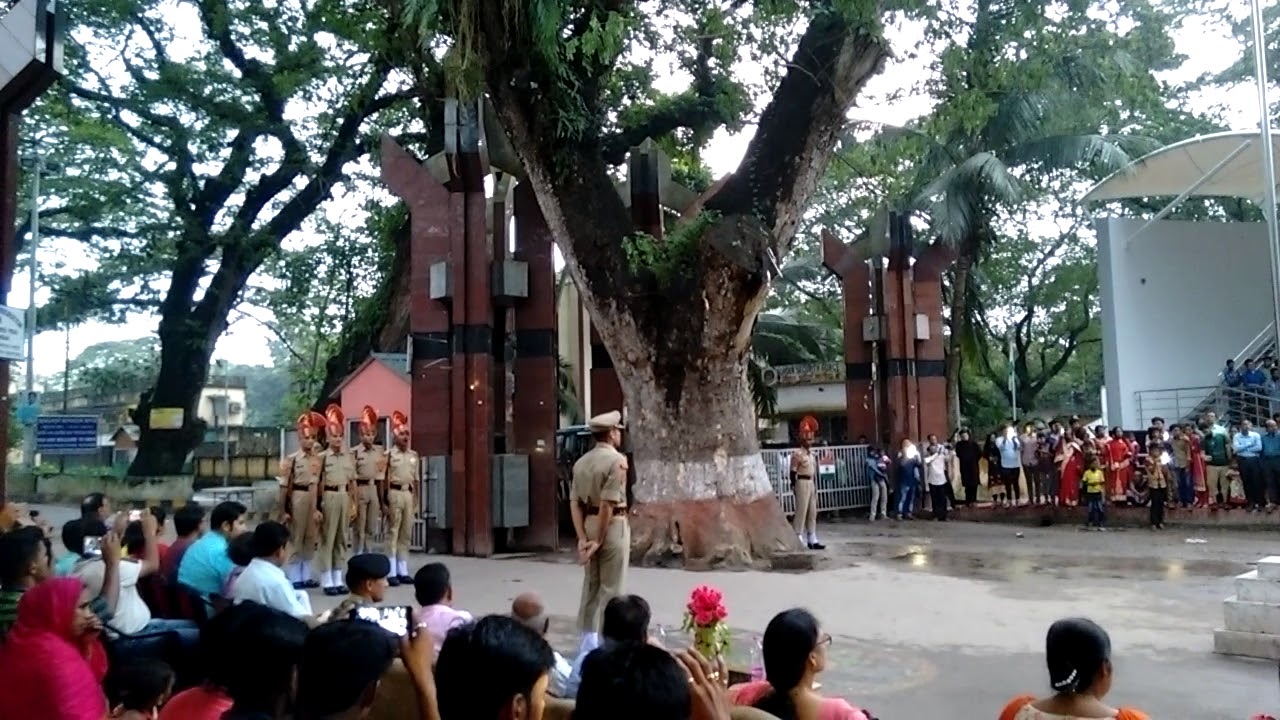 INDIA - BANGLADESH petrapole border parade - YouTube