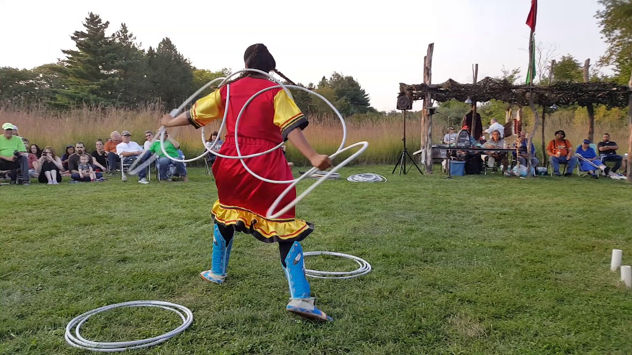 Hoop Dance - Dallas Chief Eagle and Dellacina Chief Eagle - YouTube