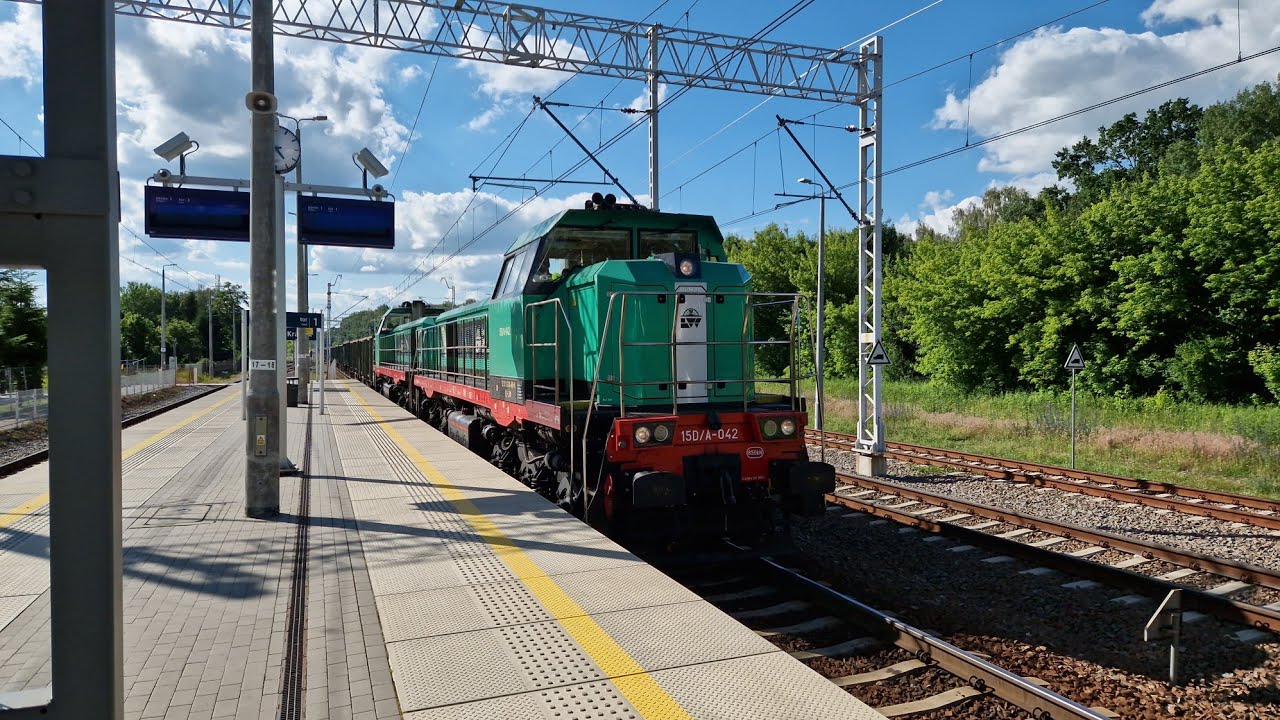 15D/A-042 + 15D/A-117 ze składem węglarek, mijają stację w Kraśniku 22. ...