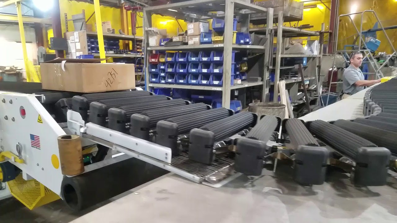 Mobile Belt Loader with articulation into the cargo hold. - YouTube