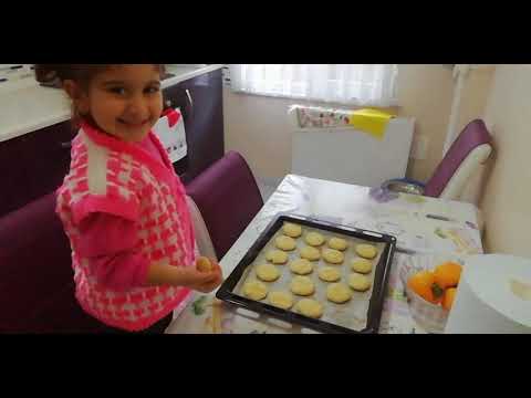 POGAÇA YAPIYOR ÖYKÜ ANNESİ VE ANNEANNESİ İLE POĞAÇA YAPIYOR HAMUR YOĞURUYOR🥯🍞