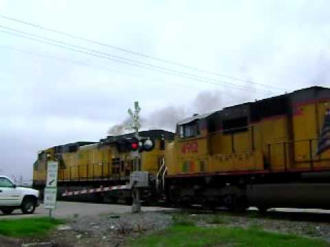 Chicago Northwestern (UP 9771) at Mesquite, Tx. 10/17/2009 © - YouTube
