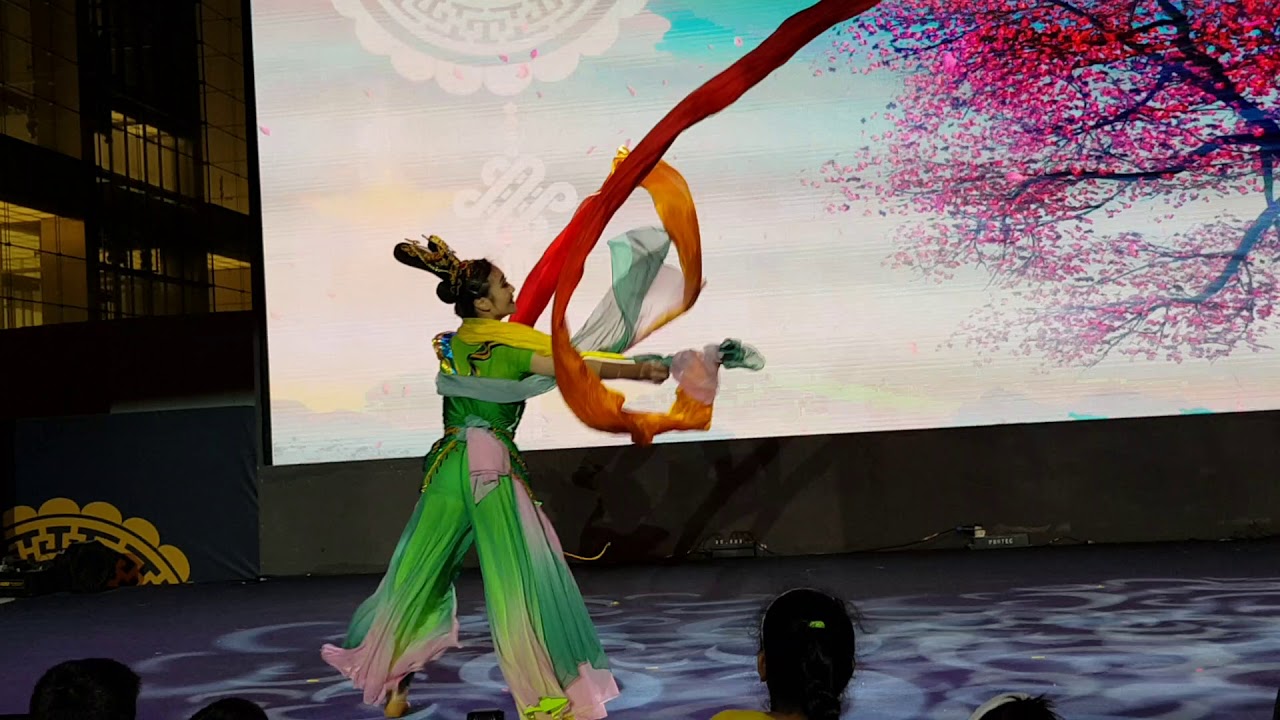 Chinese Flower Court Dance - YouTube
