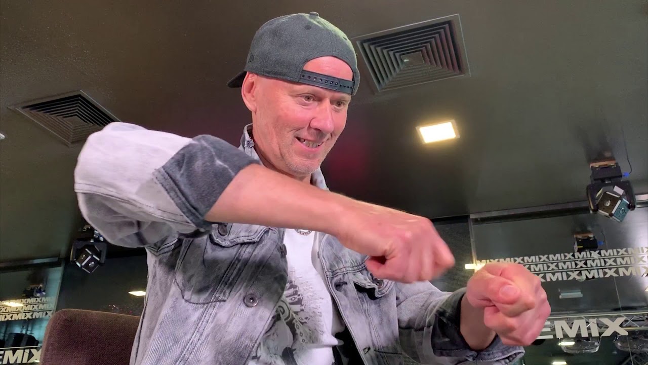 Bencze show - Időutazás KIKI-vel - YouTube