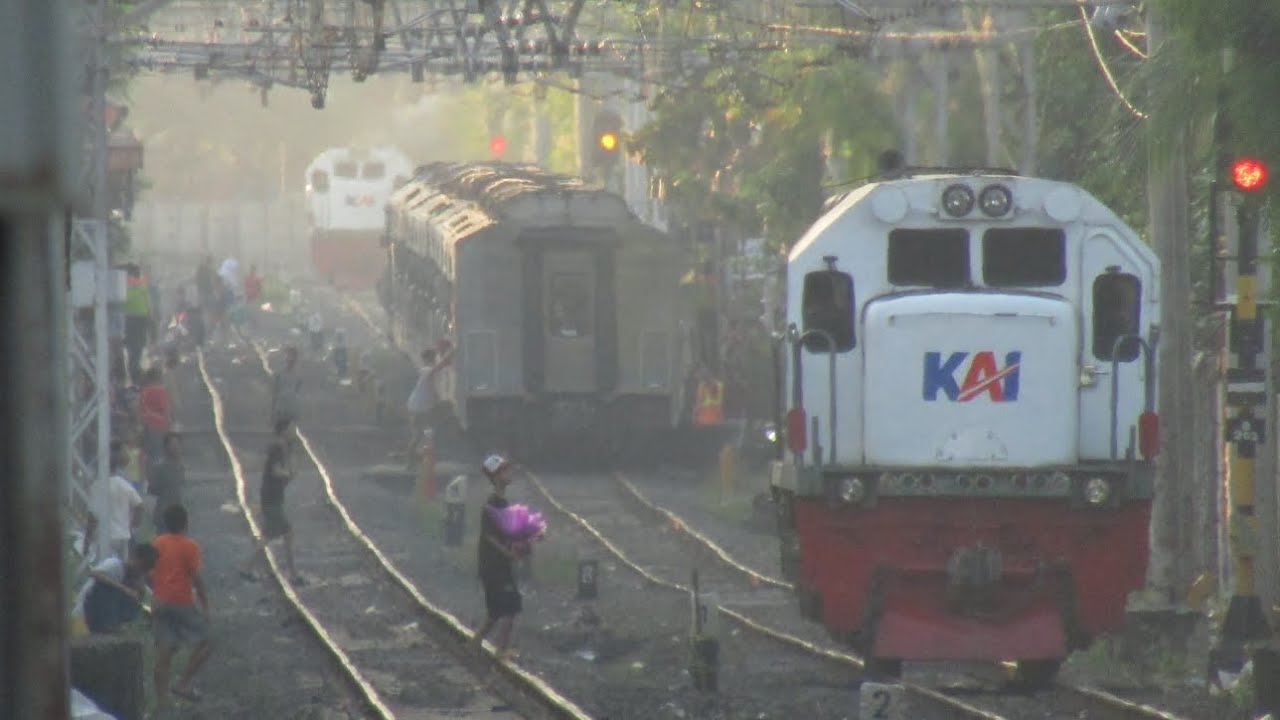 Nonton Kereta Api Dijalur Yang selalu Macet dan Padat Kereta - YouTube