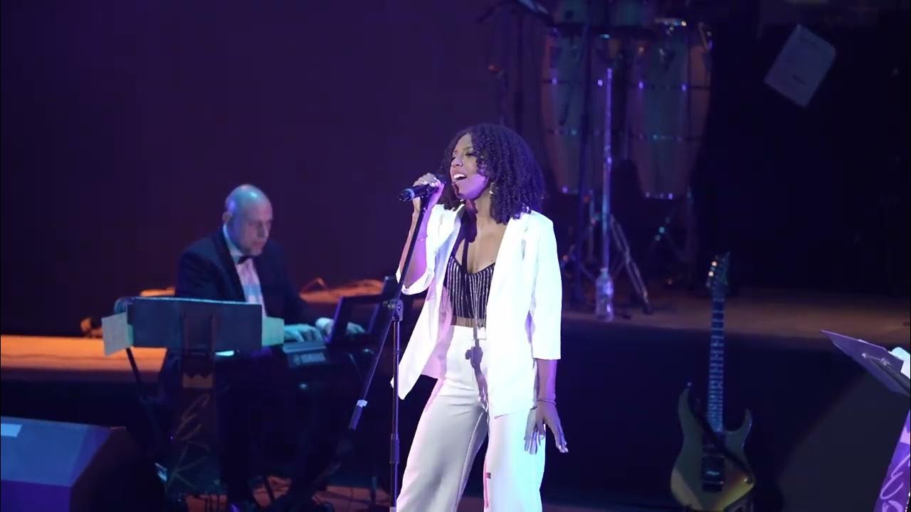 KASS SMITH LIVE Feat TASH SMITH ITS A MAN'S WORLD - YouTube