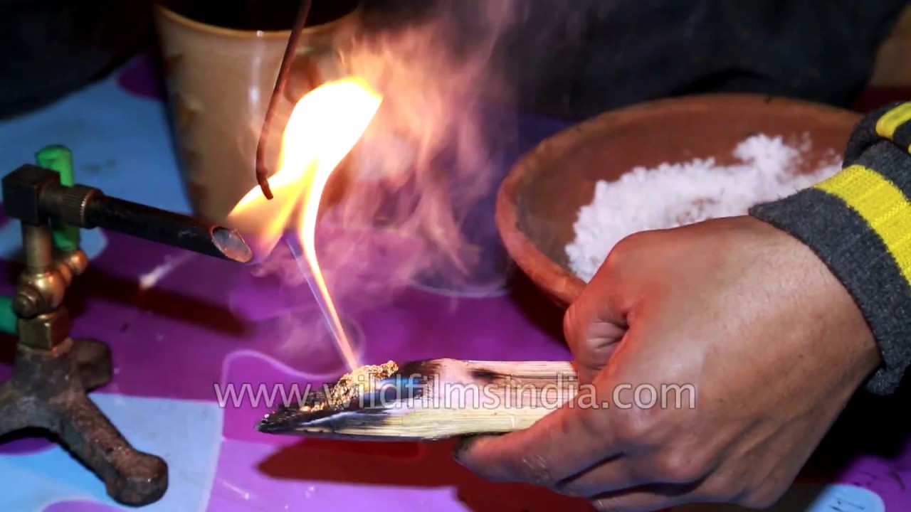 Polishing finished gold jewellery in India - YouTube