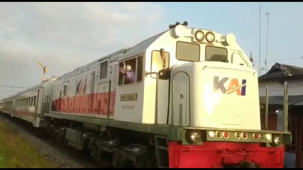 LOKO CC 201 TENAGA SUPER!! NONTON KERETA API SORE MELINTAS DI PASAR NGUNUT - YouTube