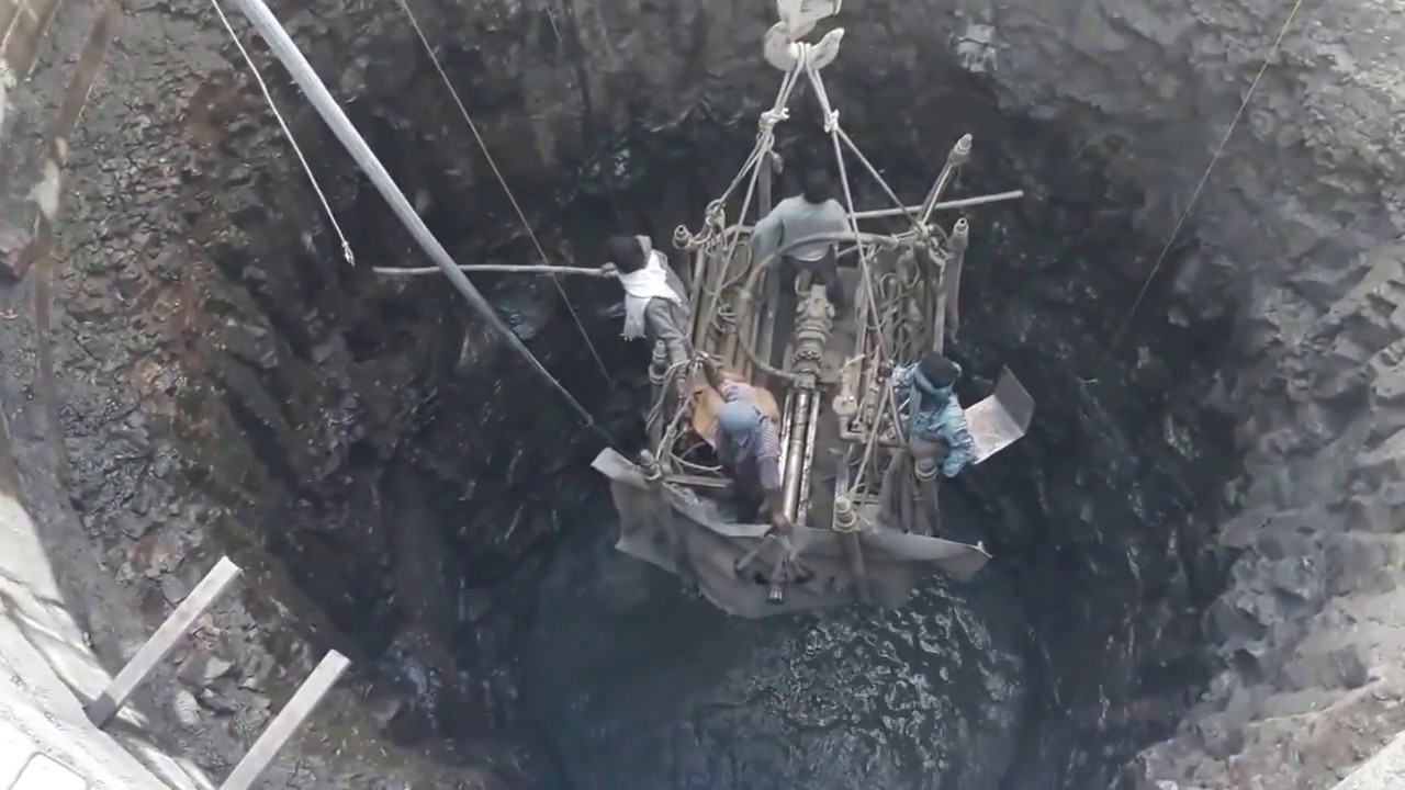 Crane inside well for borewell drilling - विहिरी मध्ये side drilling ...