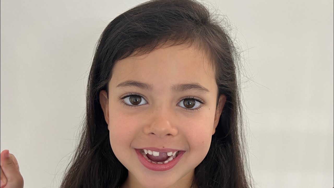 VICTORIA DAHAN Plays with Slime - YouTube