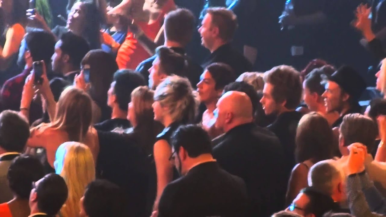 5sos dancing at the billboards - YouTube