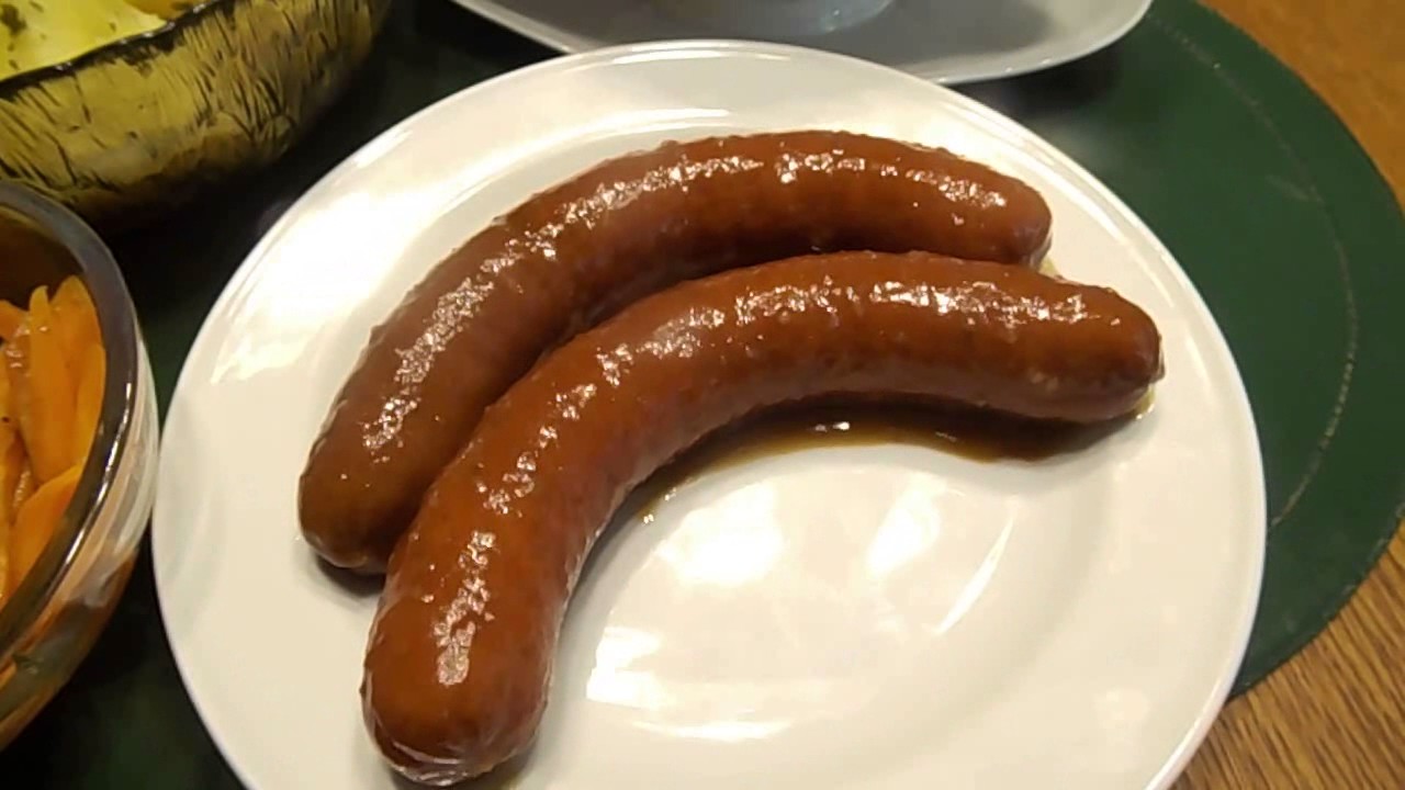 Rauchwurst mit einer deftigen Zwiebelsoße, Butter Petersilienkartoffeln ...