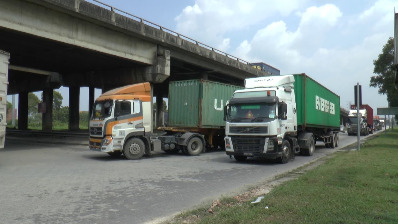 TRUCKS GALORE AT PORT KLANG MALAYSIA FEB 2018 - YouTube