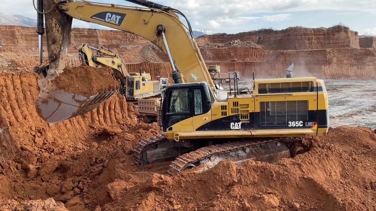 Caterpillar 365C Excavator Loading Trucks - YouTube