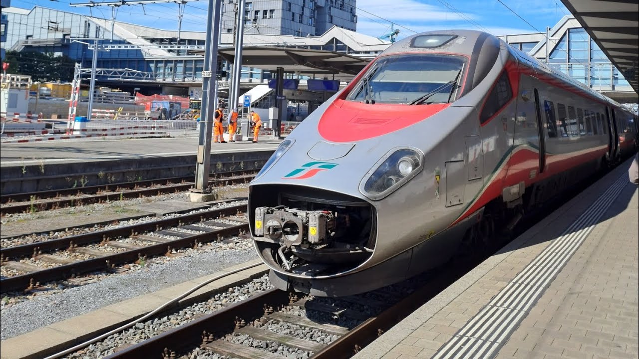 Abfahrt eines EuroCity der Trenitalia nach Milano Centrale mit dem ...