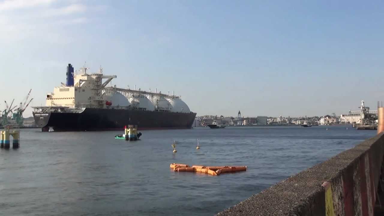 LNGタンカー離岸・接岸風景（YOKOHAMA） Scene of LNG tanker berthing and offshore ...
