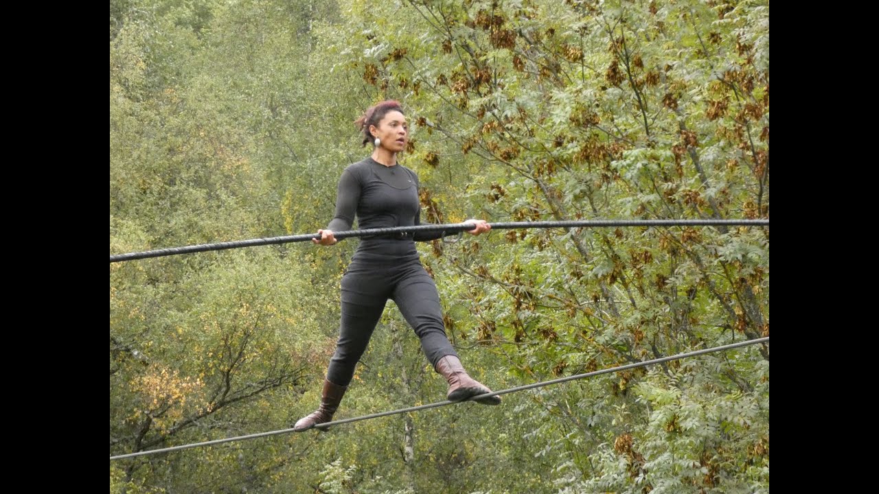 Soka Tira Osoa, spectacle musical et funambule - YouTube
