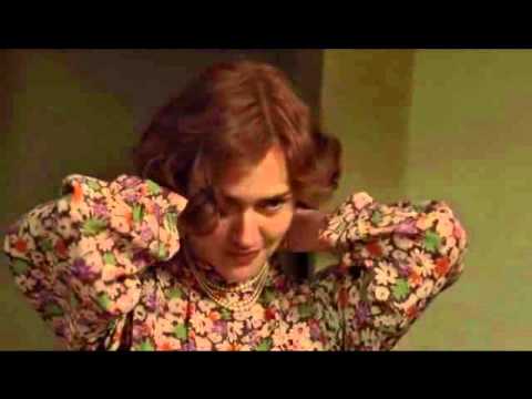 guy pearce stubs his toe on/in kate winslet