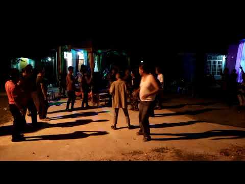 Waw.. biduan joget sampai ke bawah panggung..nyaris di raba pemabok