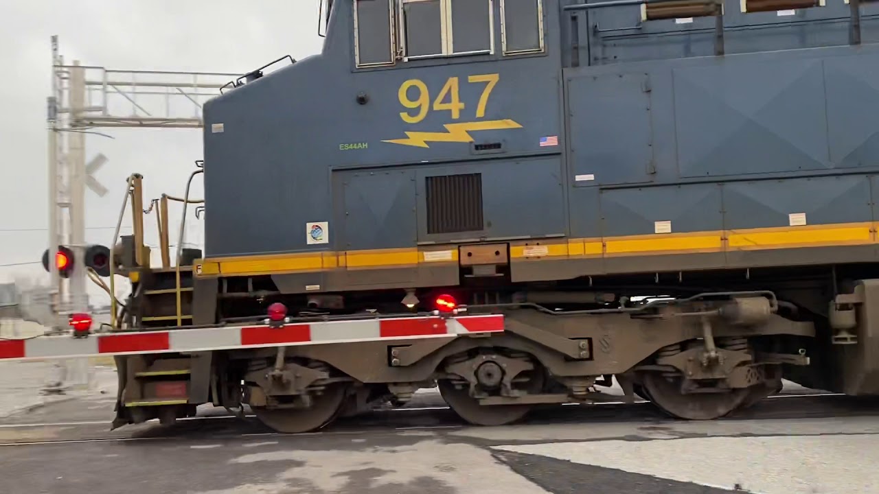 CSX 947 leads a intermodal train thru Springfield TN - YouTube