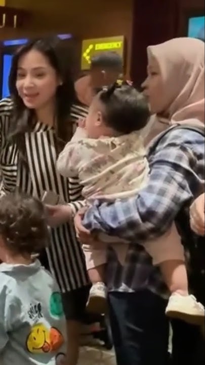 Tth lagi jalan2 sama mama dan aa🤏#babylily#babyrans#baby#rayyanza#raffinagita#short - YouTube