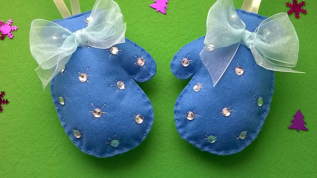 How To Make Christmas Toy Mittens - DIY Crafts Tutorial - Guidecentral ...