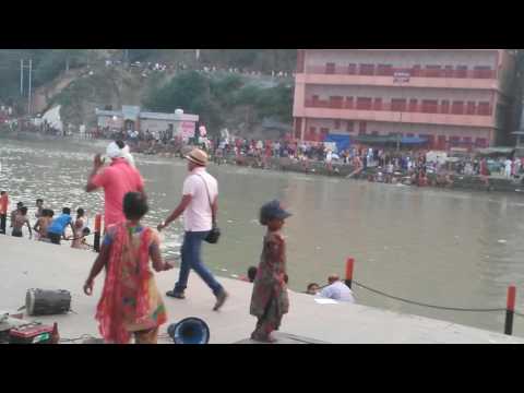Small girl dancing in  street on saat samundar........