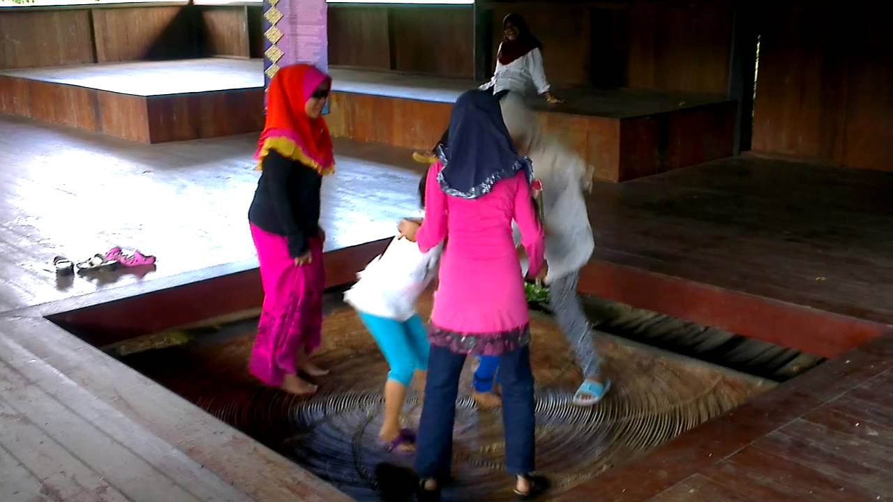 Langsaran @ Ethnic house of Murut, Tenom, Sabah - YouTube